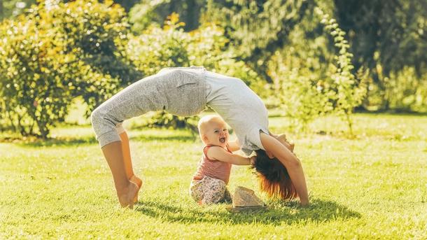 An Intro to Postpartum Yoga [Your Complete Guide] | Peanut
